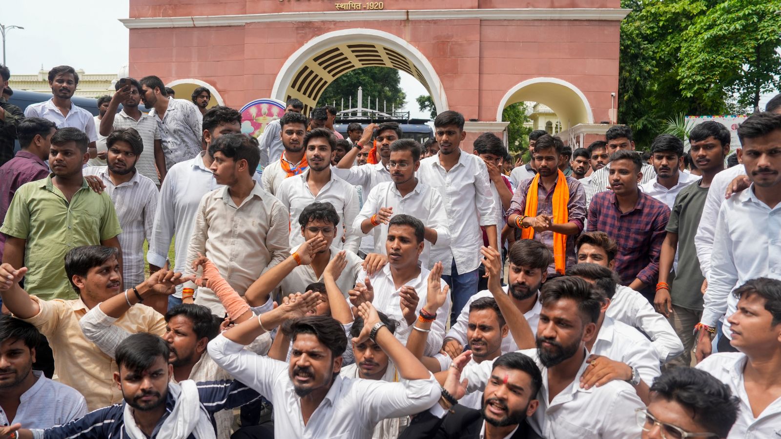 Protest over SRMU degree in Barabaki: CM orders probe, CO removed after ...