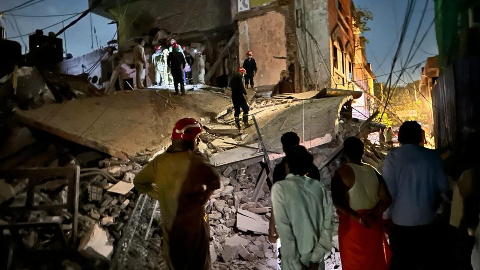 Building declared unsafe by MCD collapses in North Delhi’s Sabzi Mandi, no casualties reported ...