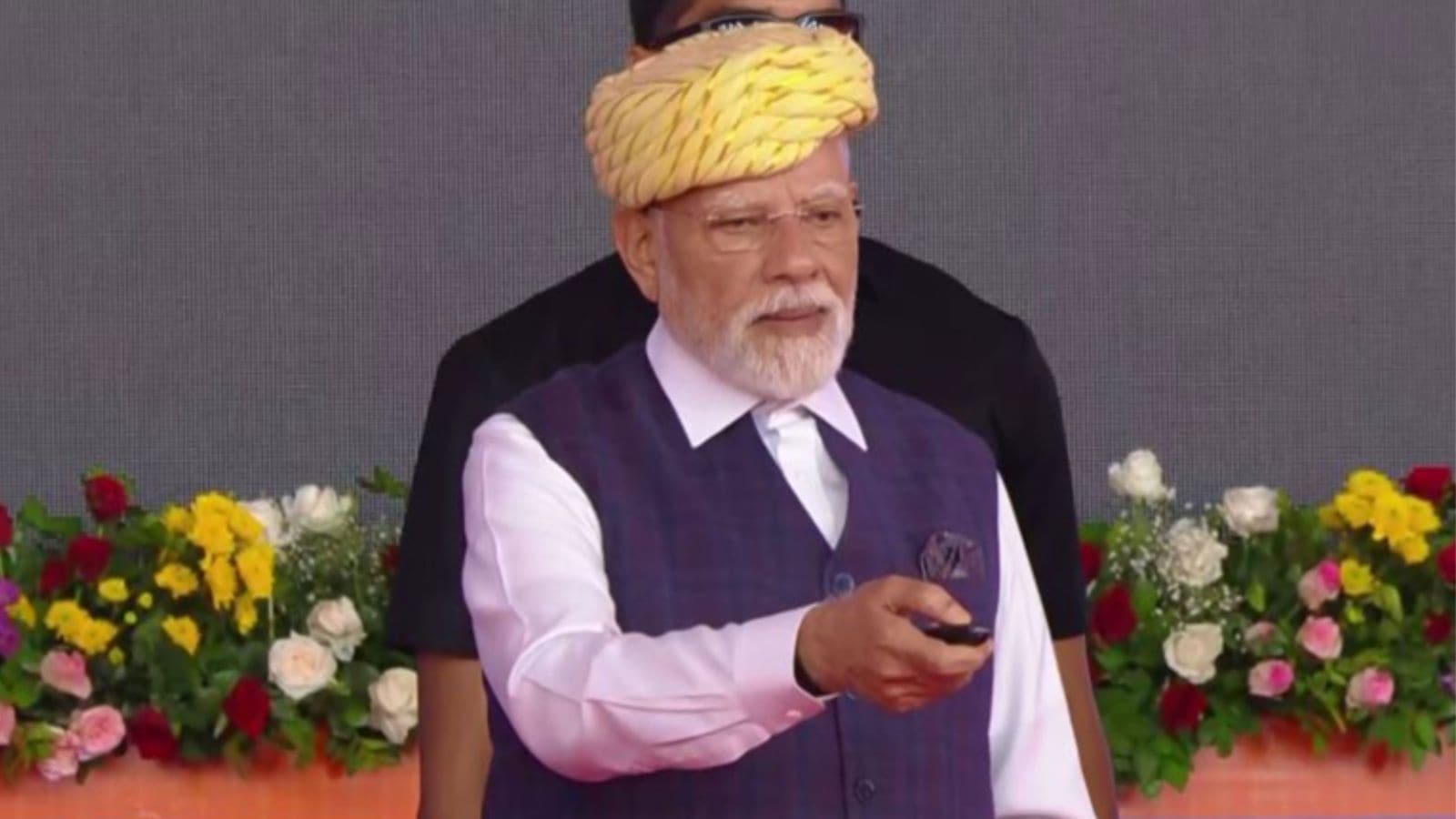 PM Modi inaugurates Rs 34,200-crore projects in Gujarat, calls for self ...