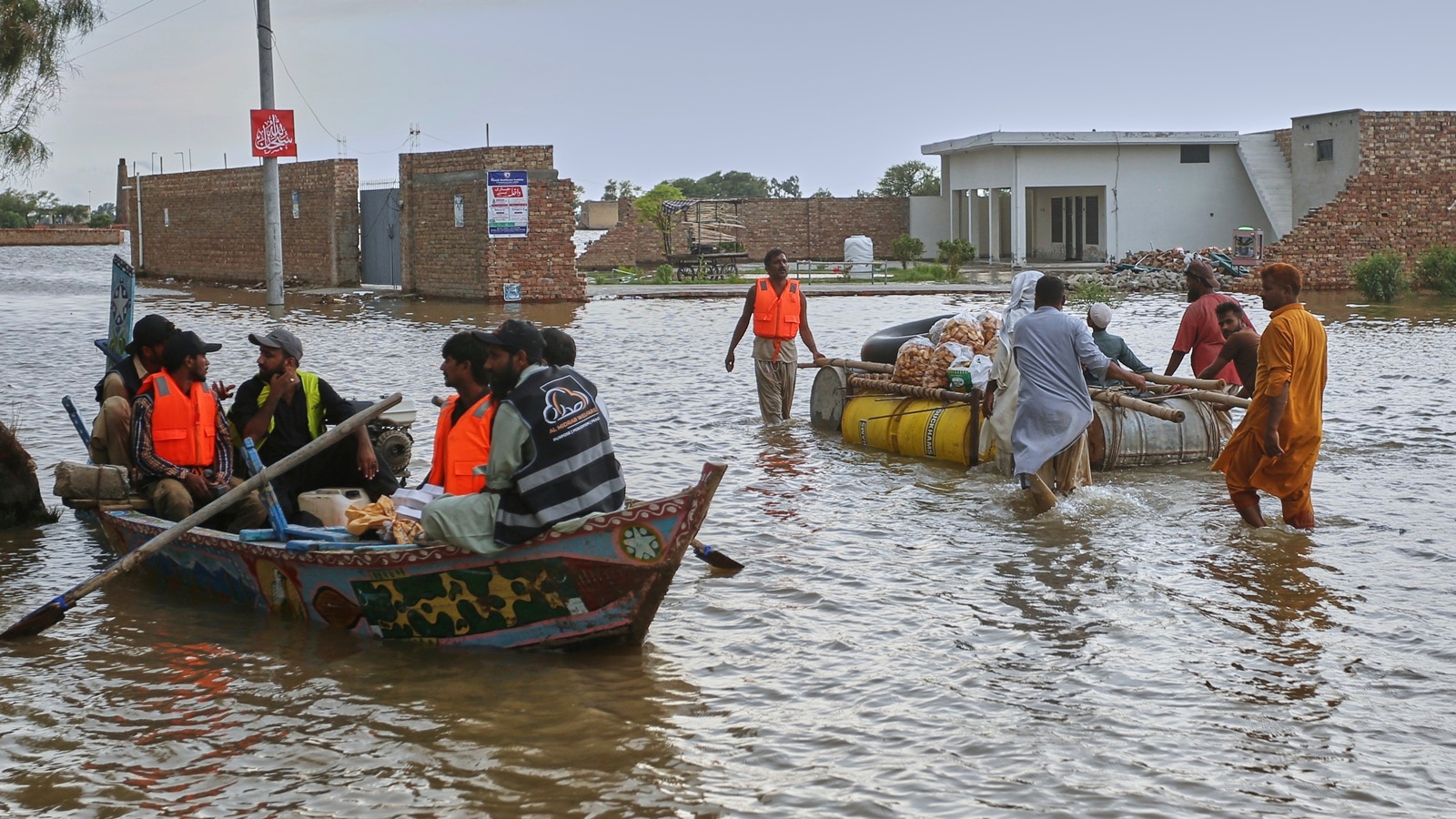 Pakistan evacuates 25,000 people from eastern city as rivers threaten ...