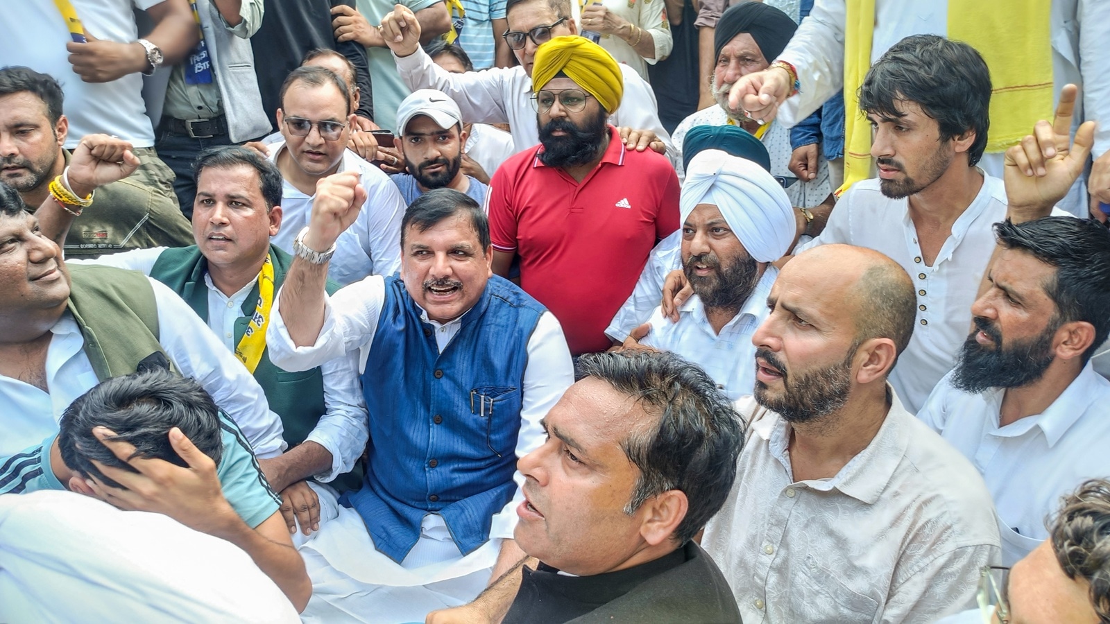 Stopped from leaving guesthouse in Srinagar, Sanjay Singh tries scaling ...