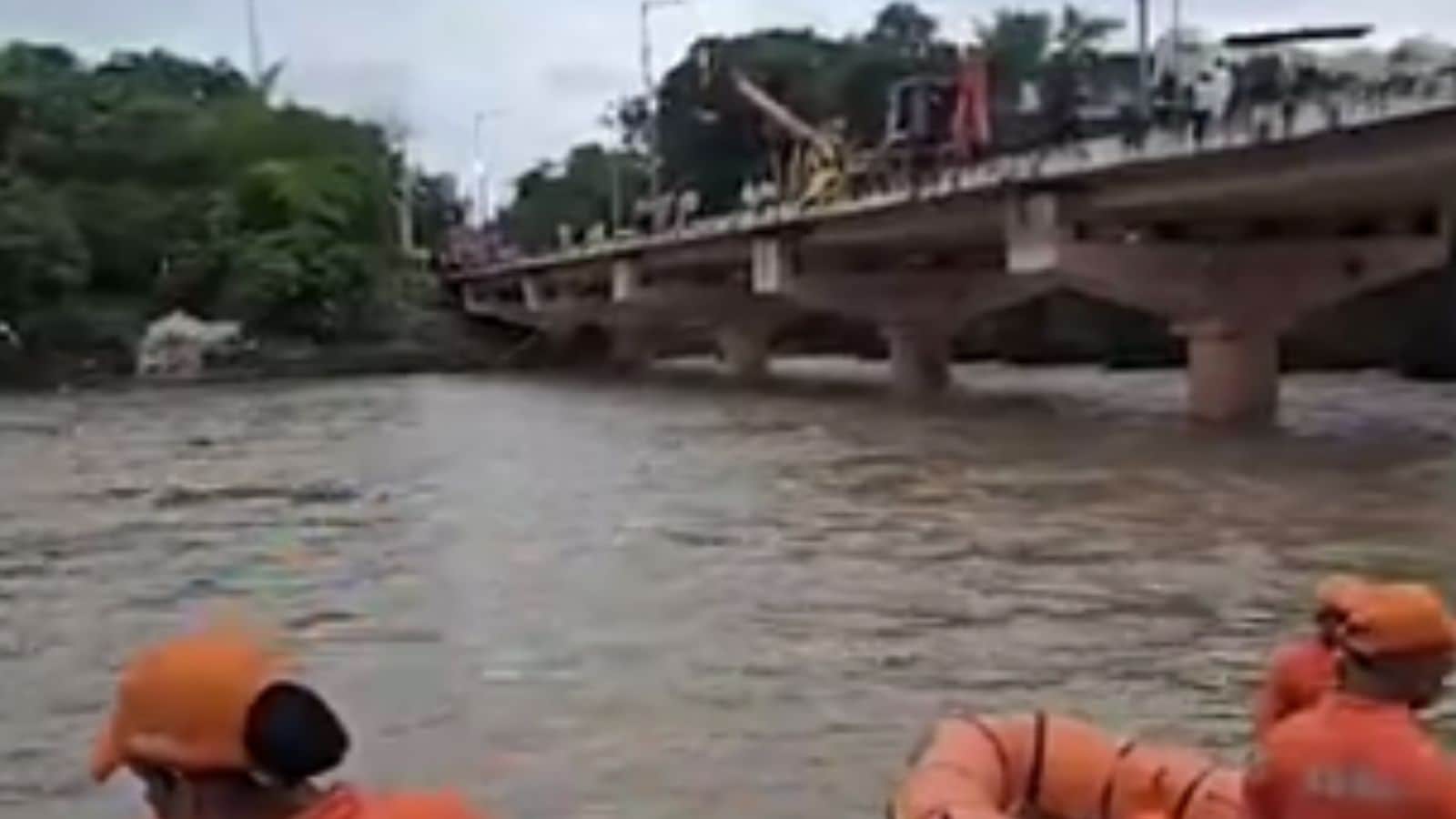Car with 3 cops falls into river from ‘bridge without railing’ in MP’s ...