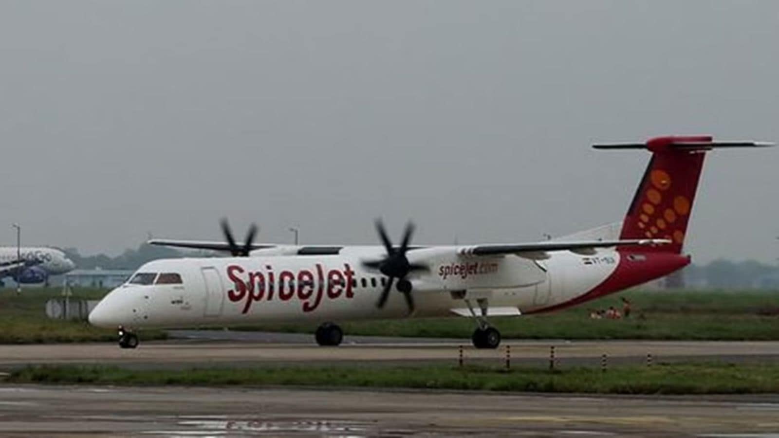 Mumbai-bound SpiceJet loses landing gear at takeoff, safely completes ...