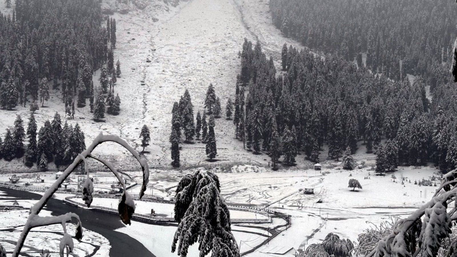 Fresh snowfall reported in higher reaches of Kashmir, rain pounds the ...