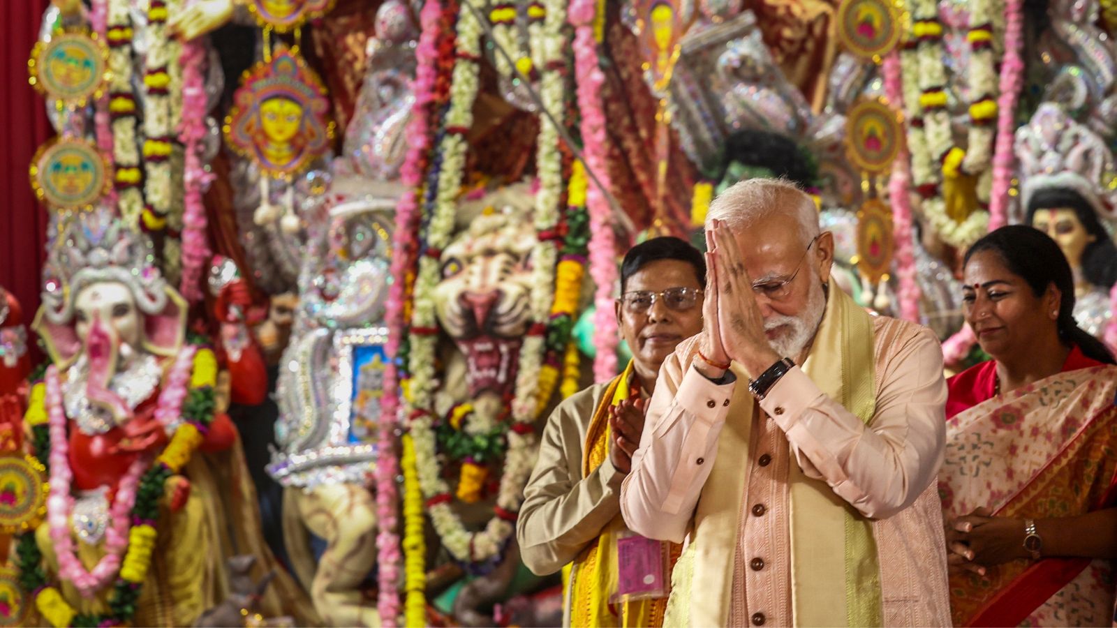PM Modi visits CR Park, attends Durga Puja celebrations | Delhi News ...