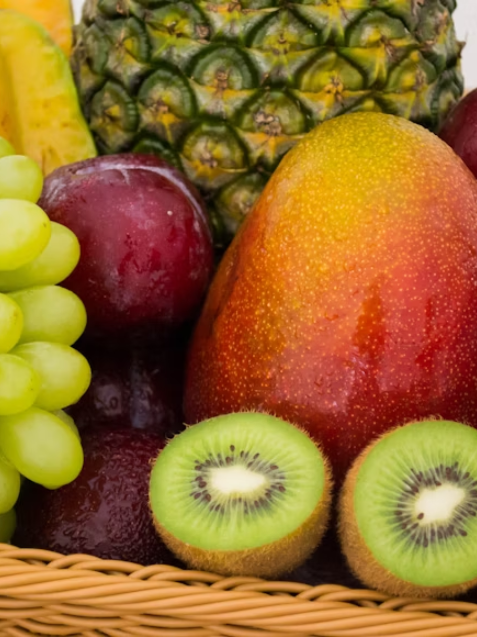 8 fruits that help in reducing your weight naturally