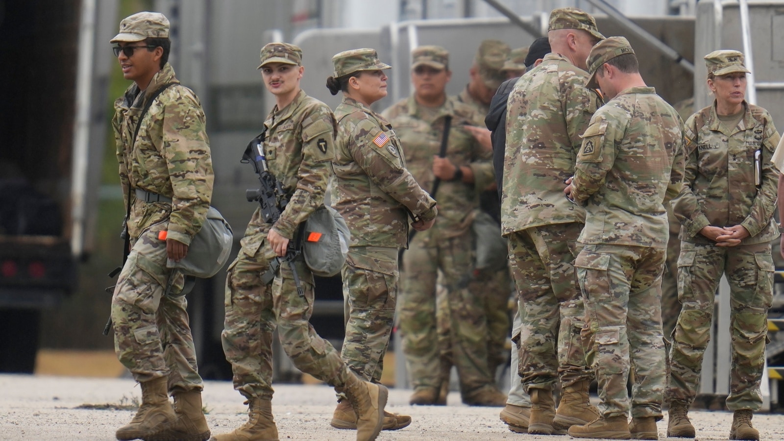 Texas National Guard troops now protecting federal property in Chicago ...