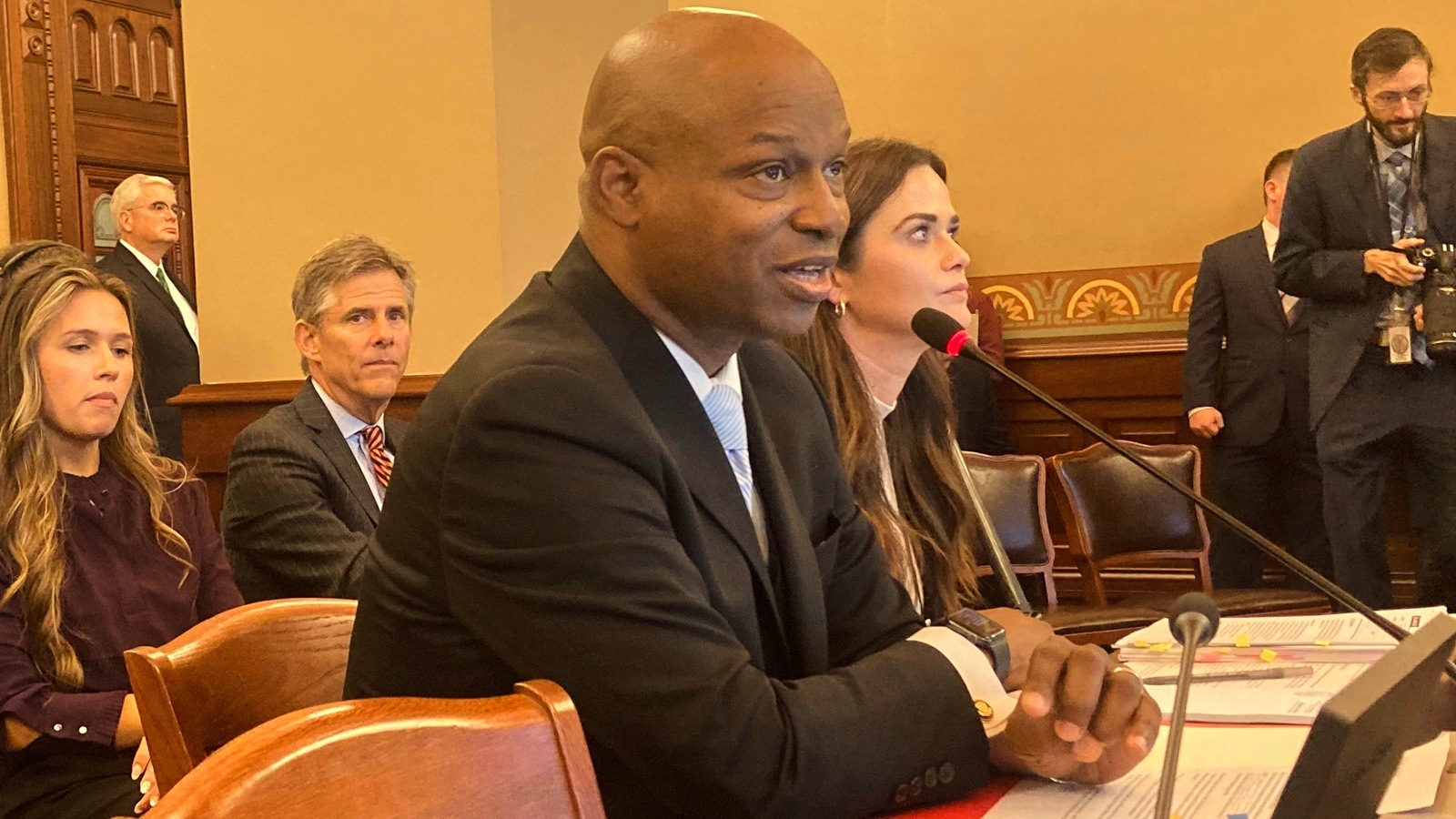 County judge in Chicago area bars ICE from arresting people at court ...