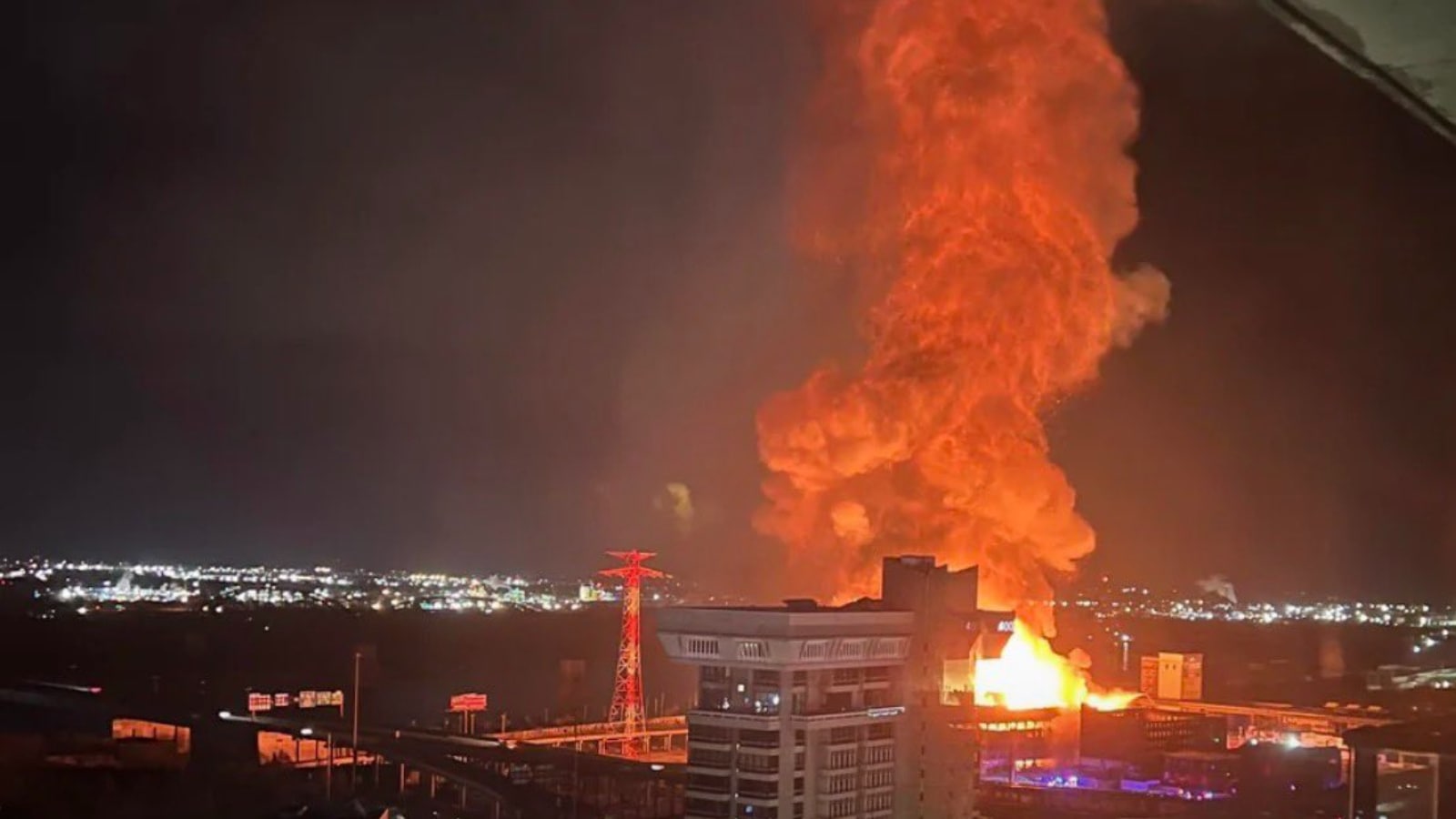 Massive fire outbreak at high-rise warehouses in St. Louis, Missouri ...