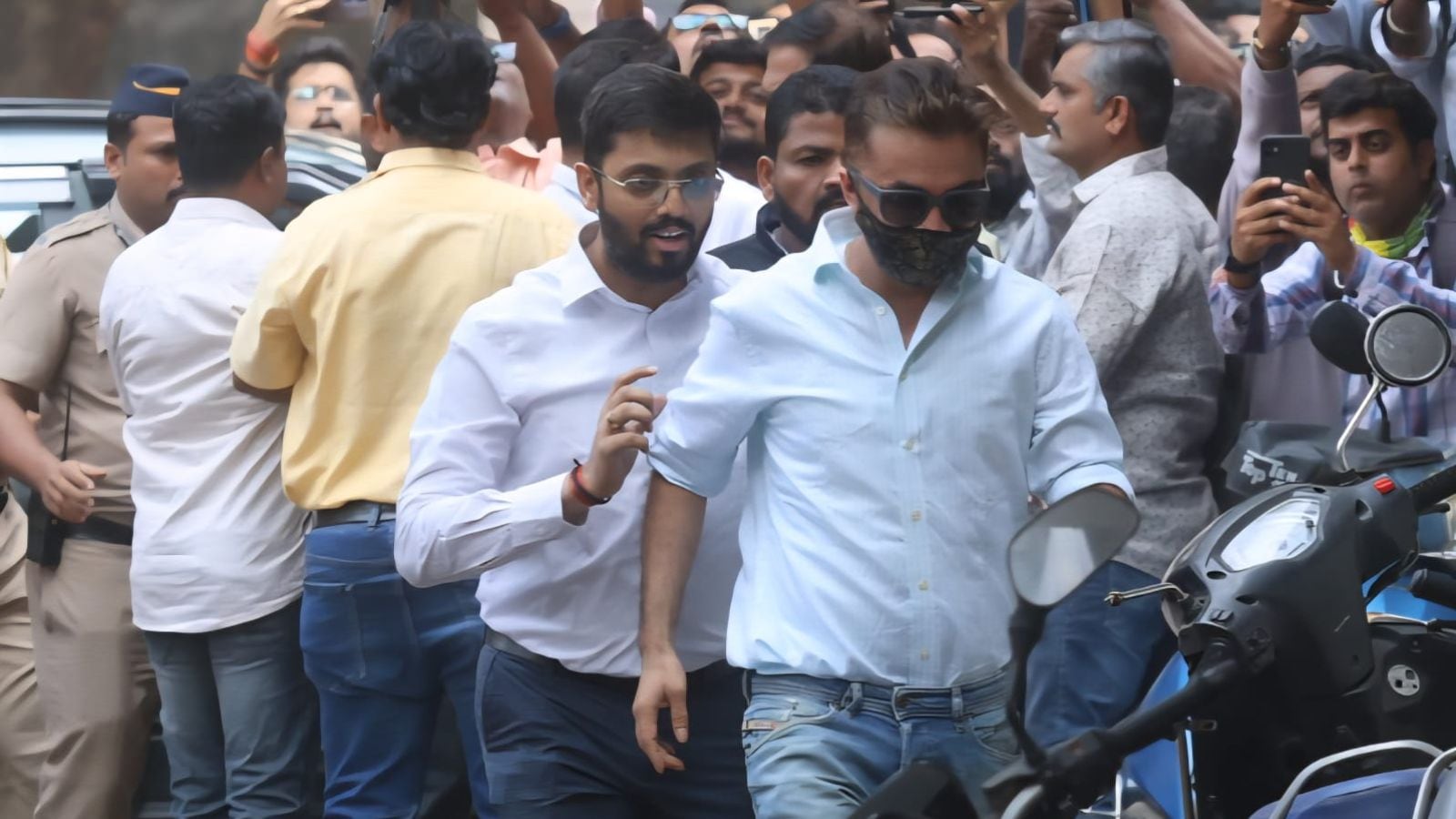 Actor Siddhanth Kapoor appears before Mumbai police to record statement ...