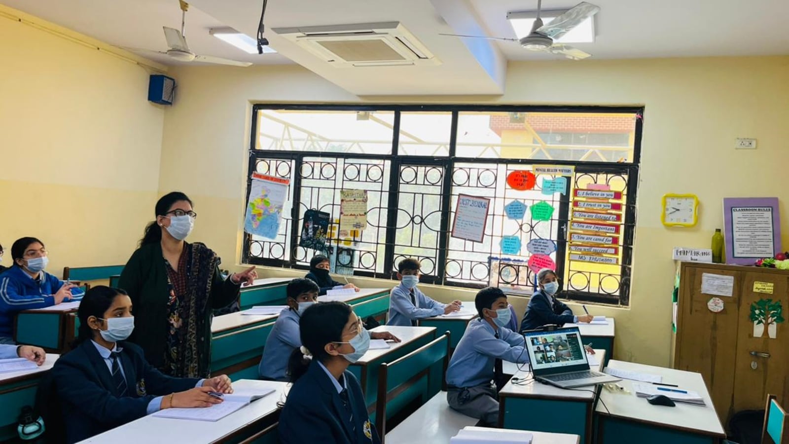 In Delhi’s severe air, classrooms struggle to cope with hybrid mode of learning | Delhi News ...