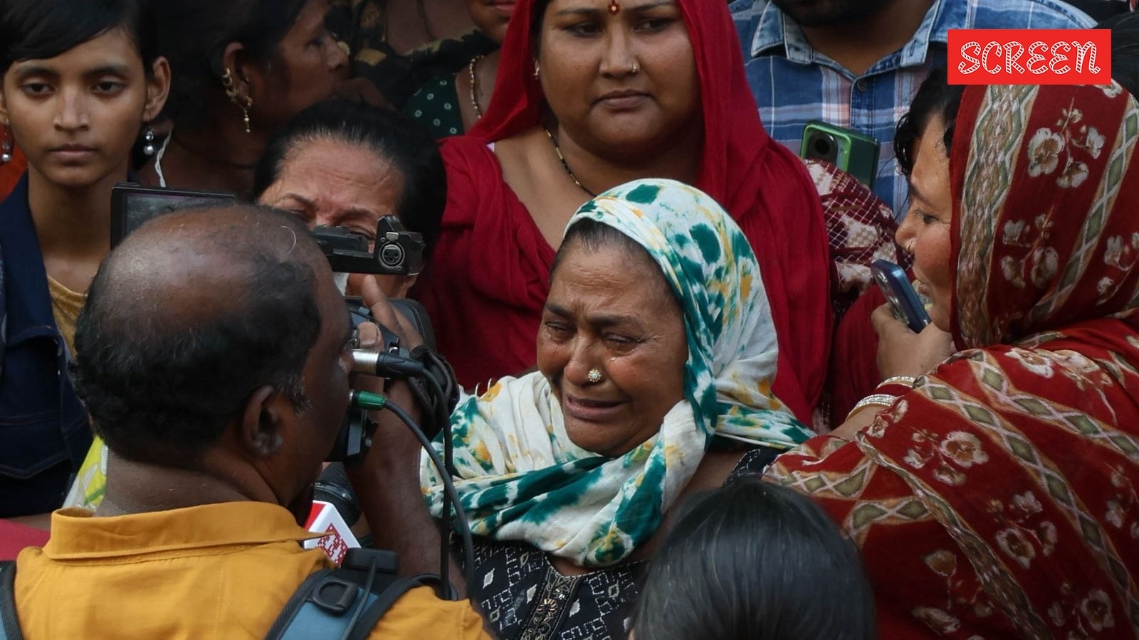 Fans mourn demise of Bollywood’s He-Man Dharmendra | Entertainment ...