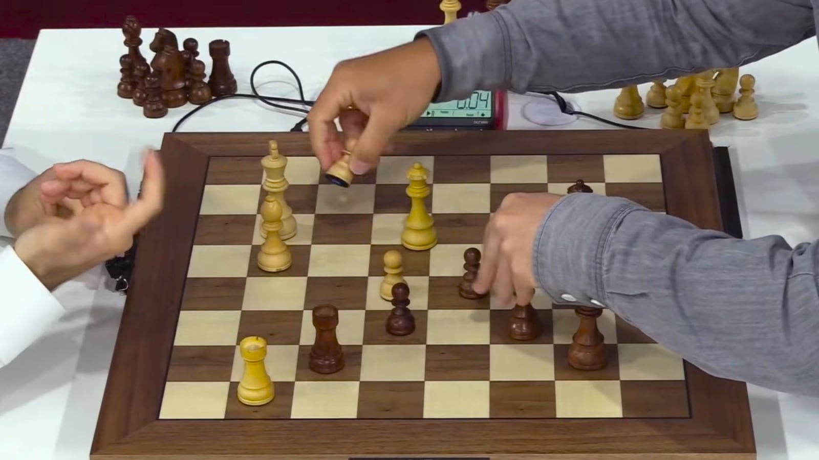 Magnus Carlsen loses by forfeit after another accident with pieces at ...