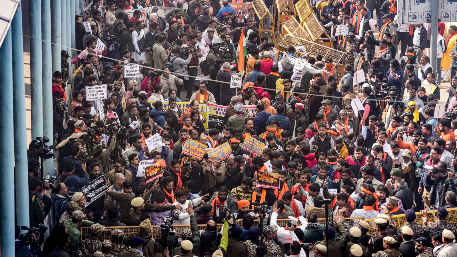 Protesters break barricades outside Bangladesh High Commission in Delhi ...