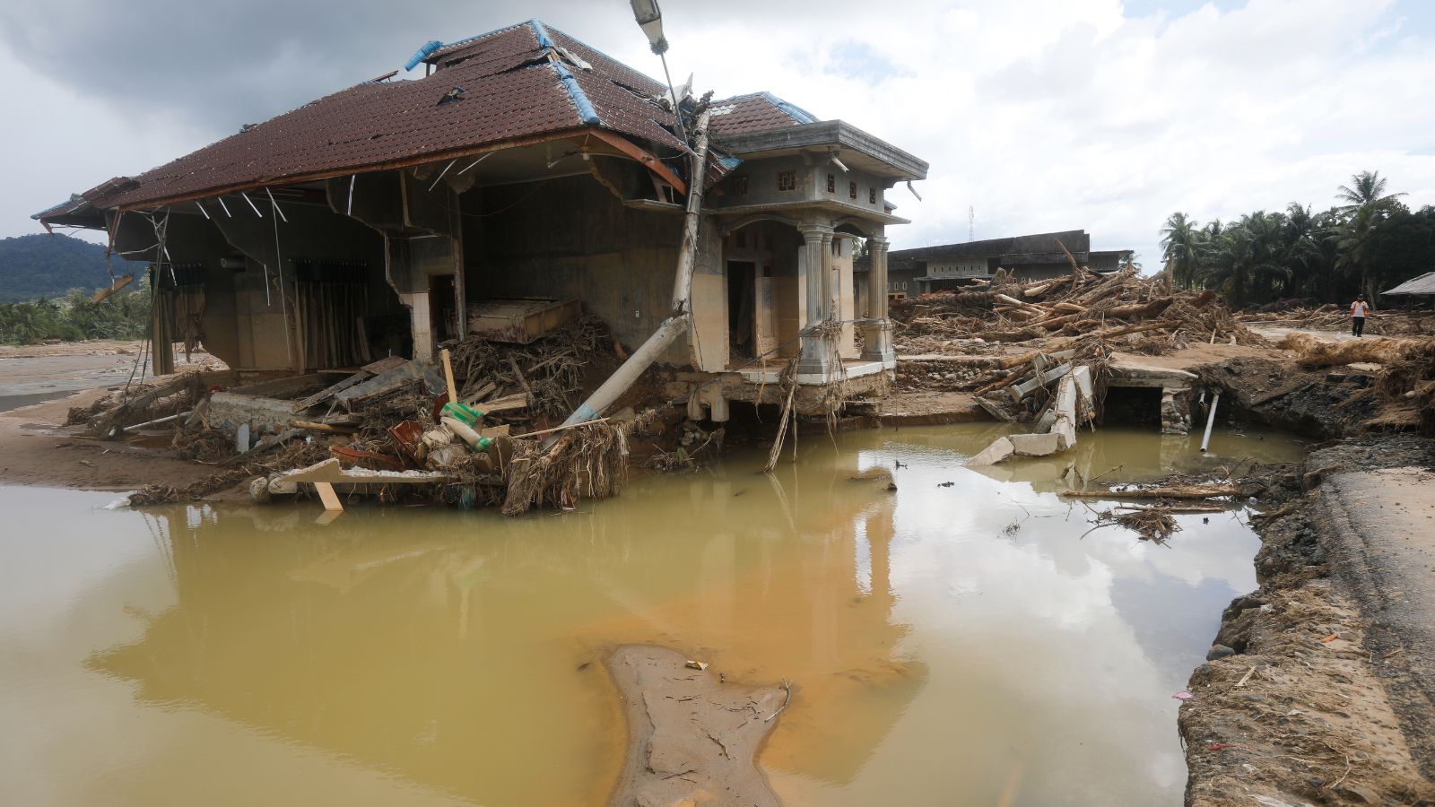 Asia floods, cyclones kill 1,000+; 800 still missing across Indonesia ...
