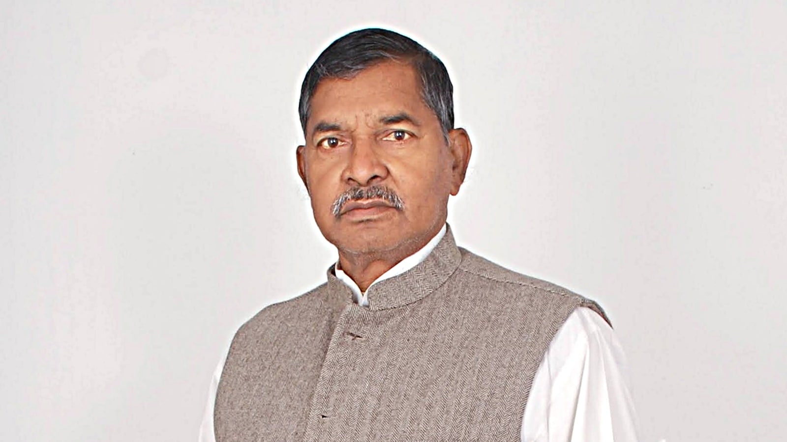 Veteran SP MLA Vijay Singh Gond passes away after prolonged ...