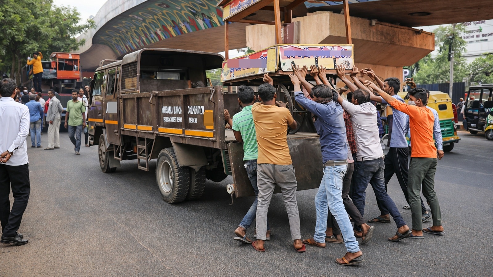 Mohali MC Cracks Down On Illegal Street Vendors | Over 70 tandoors, 80 ...