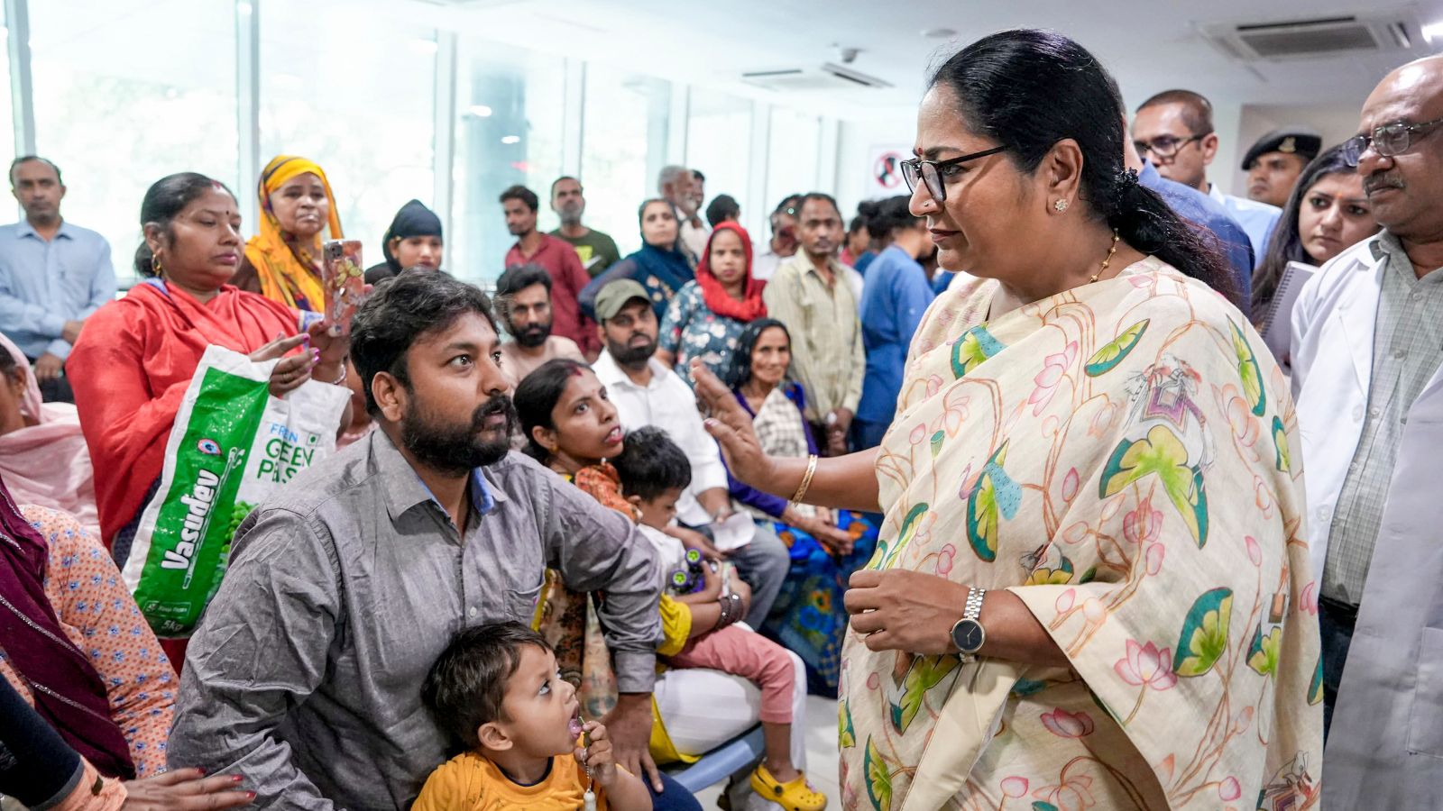 From smart cards to free gas: CM Rekha Gupta’s new Saturday deadline ...