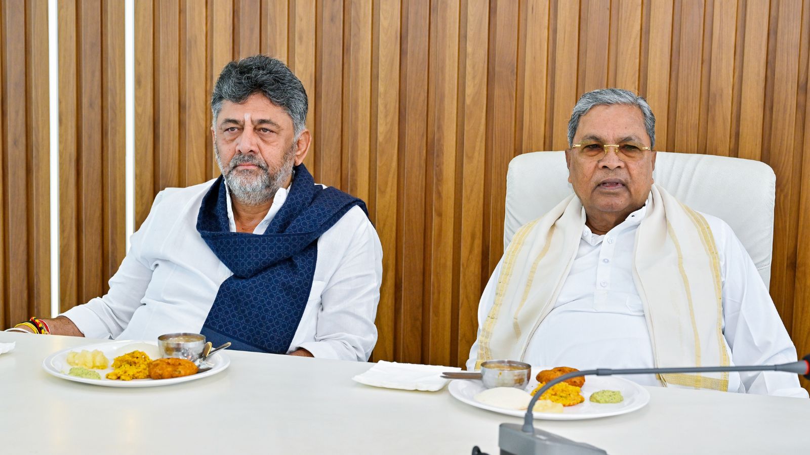 DK Shivakumar by his side, Siddaramaiah tells Cabinet he’s quitting as ...