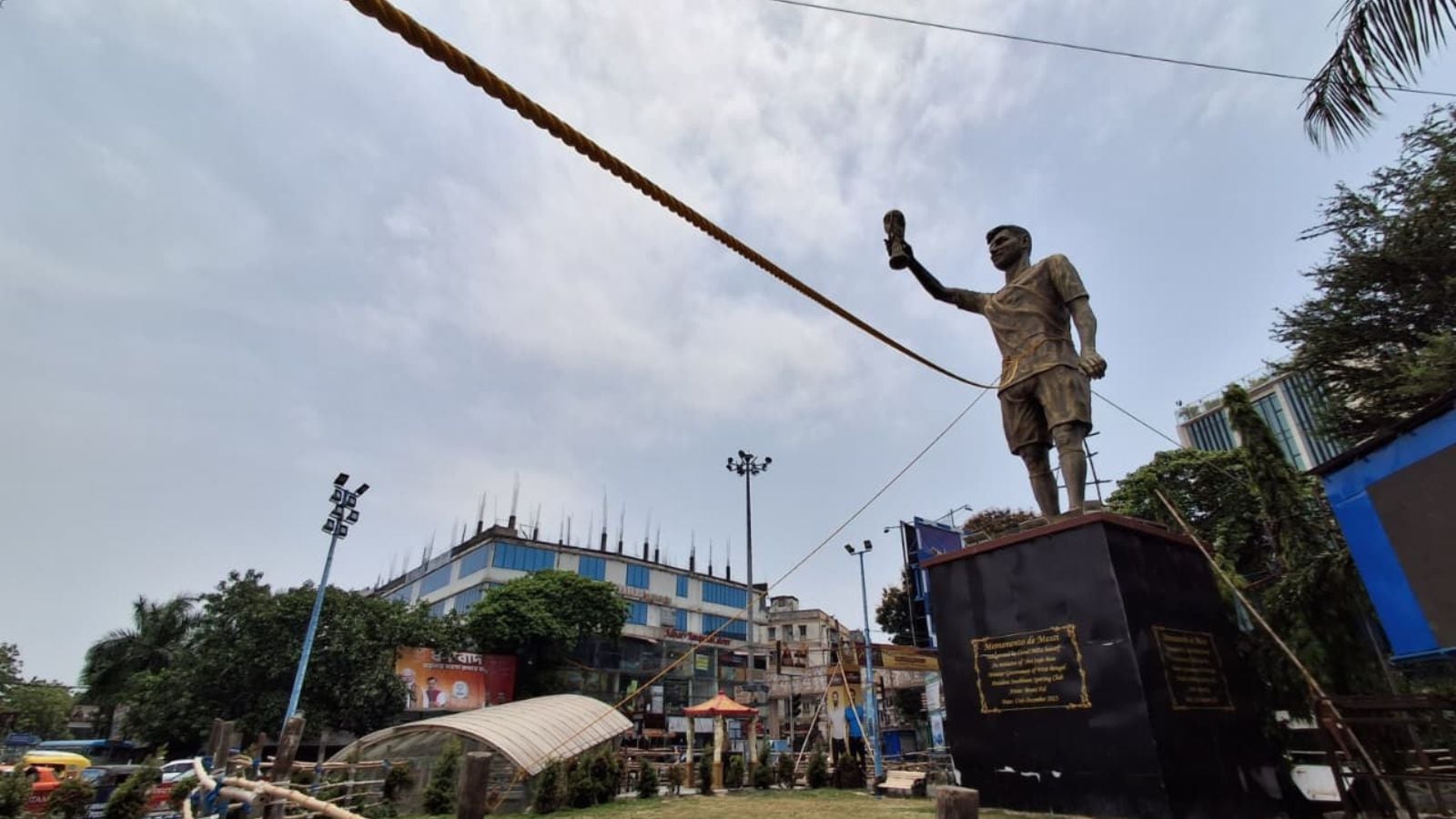 How PWD plans to cut and lift Kolkata’s giant Lionel Messi statue in ...