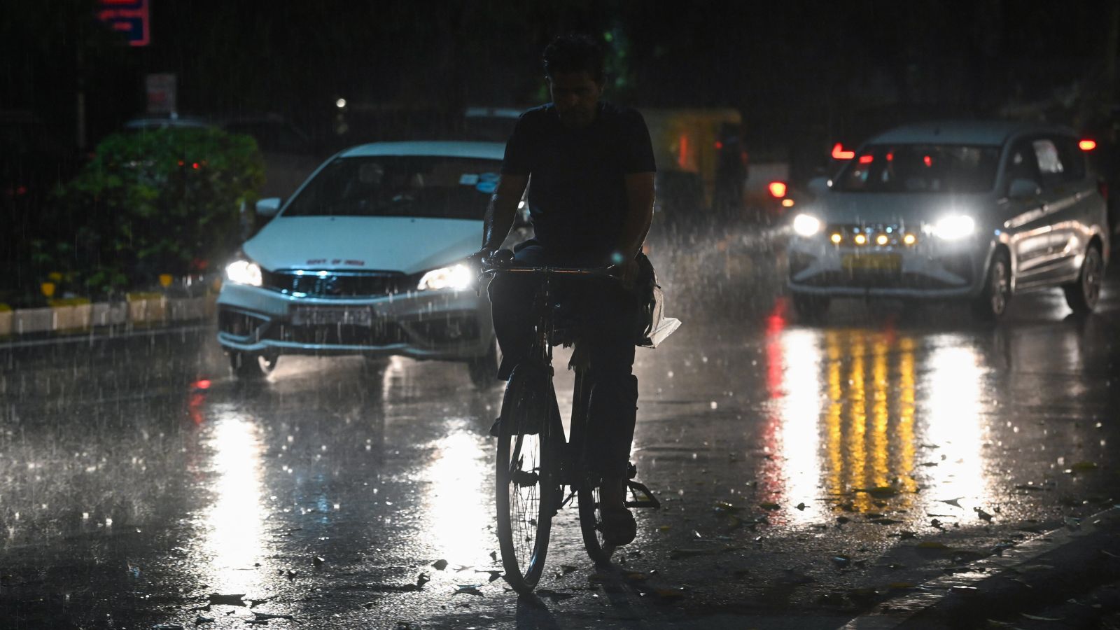 Rain lashes Delhi, flights operations likely to be hit | Delhi News ...