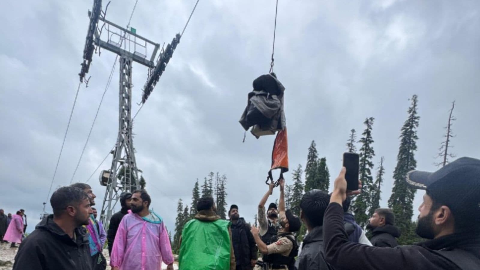 320 rescued in 6-hour operation after Gulmarg cable car glitch | India ...