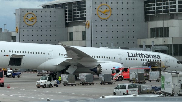 Video shows Lufthansa Boeing 787’s nose gear collapse at Frankfurt ...