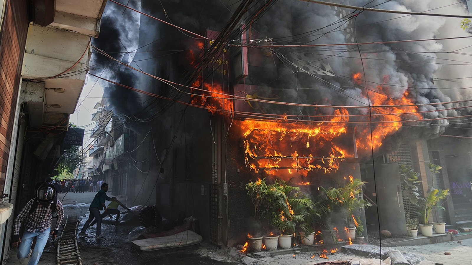 Malviya Nagar hotel fire: Only 1 entry-exit, 2 women jumped from Delhi ...