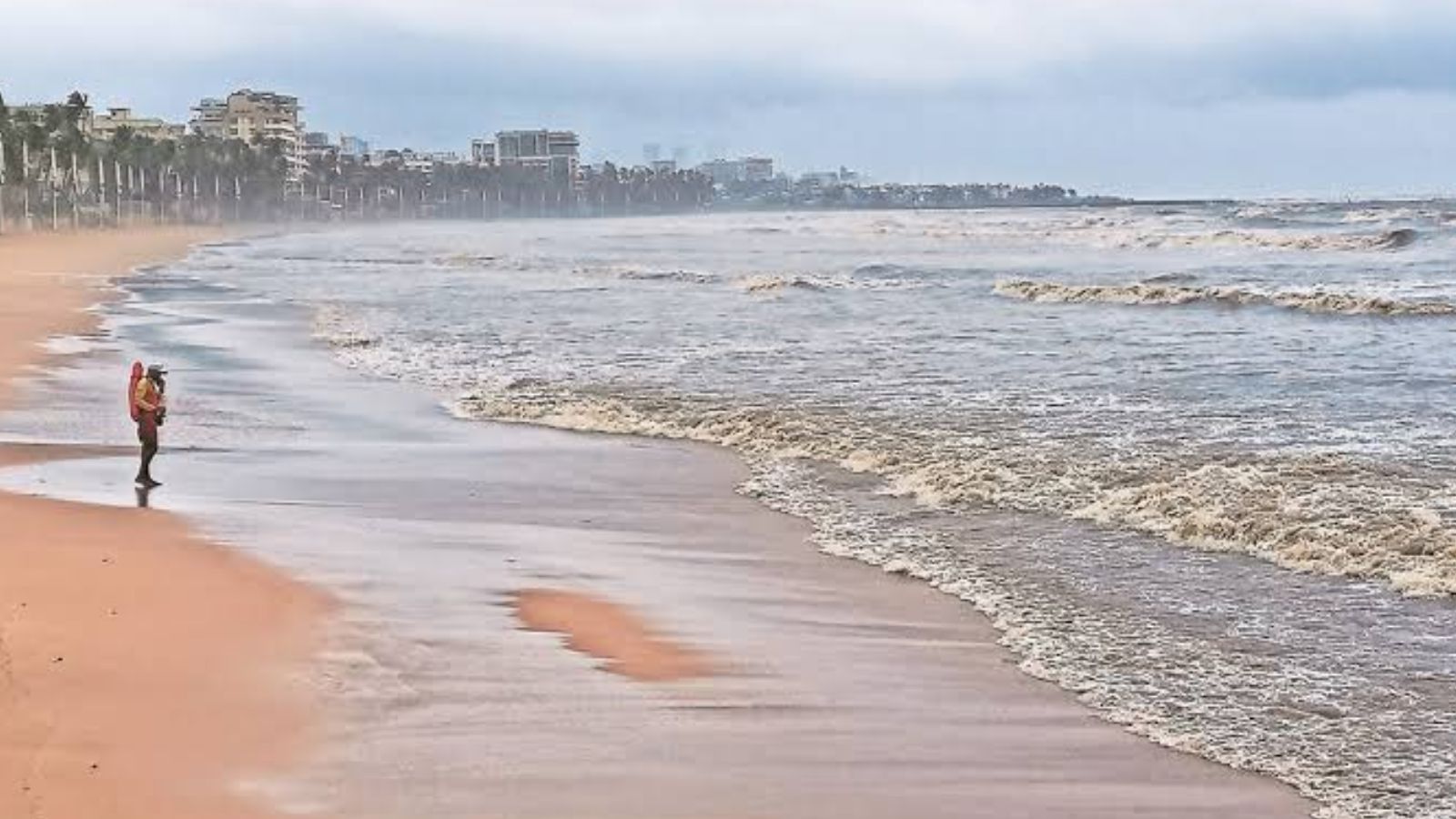Came to spend vacation, teen dies after drowning at Juhu beach | Mumbai ...