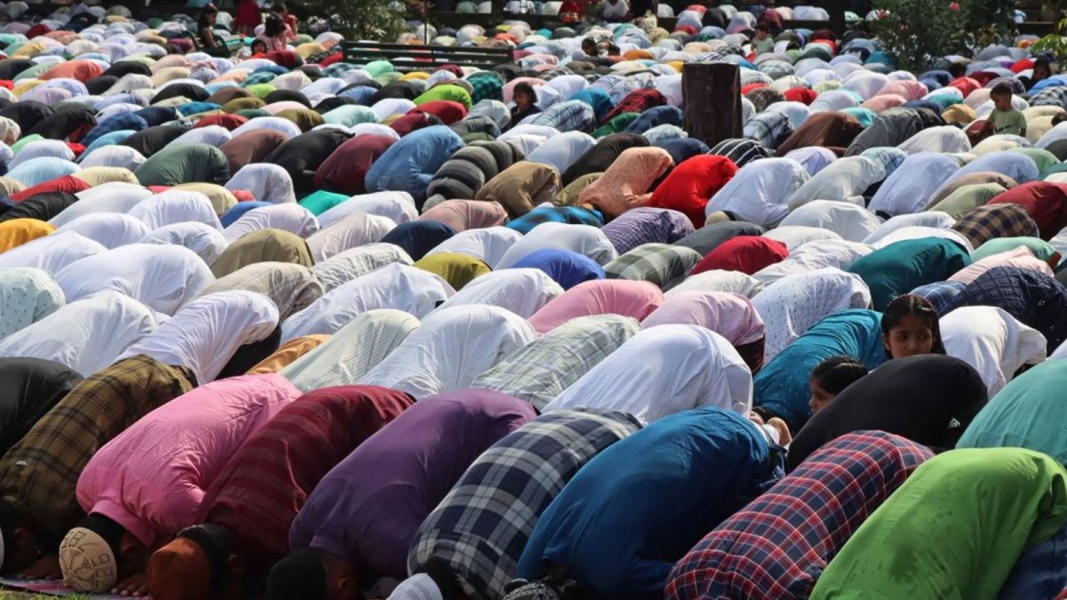 ‘Defying govt orders’: 40 booked for namaz on road during Bakrid in UP ...