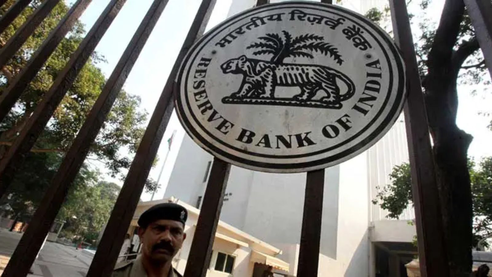 RBI temporarily lifts interest rate ceiling on FCNR(B), NRE deposits ...